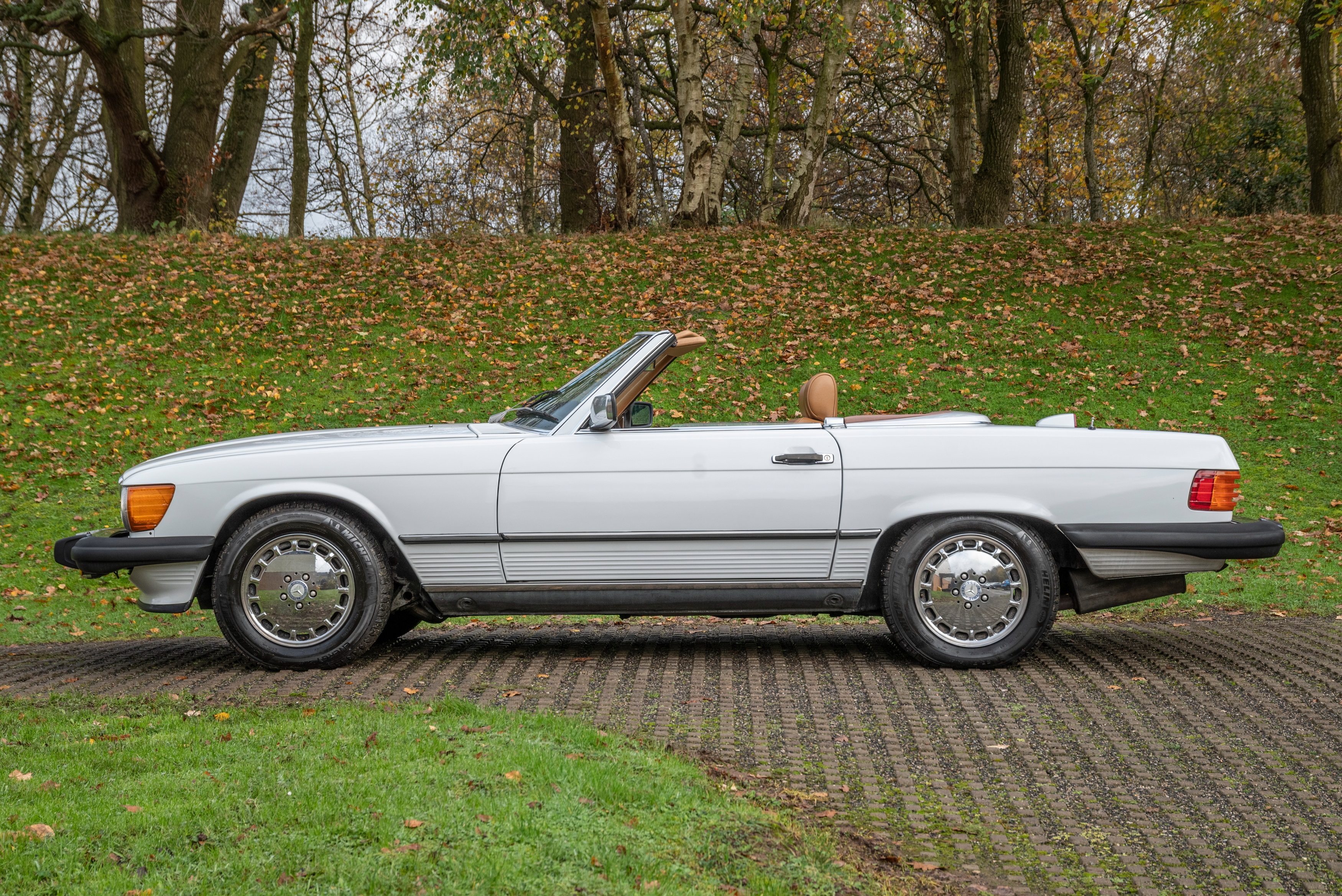 Lot 52 - 1987 Mercedes-Benz 560 SL