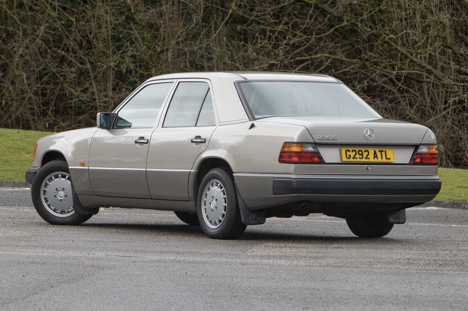 Lot 98 - 1990 Mercedes-Benz 230 E