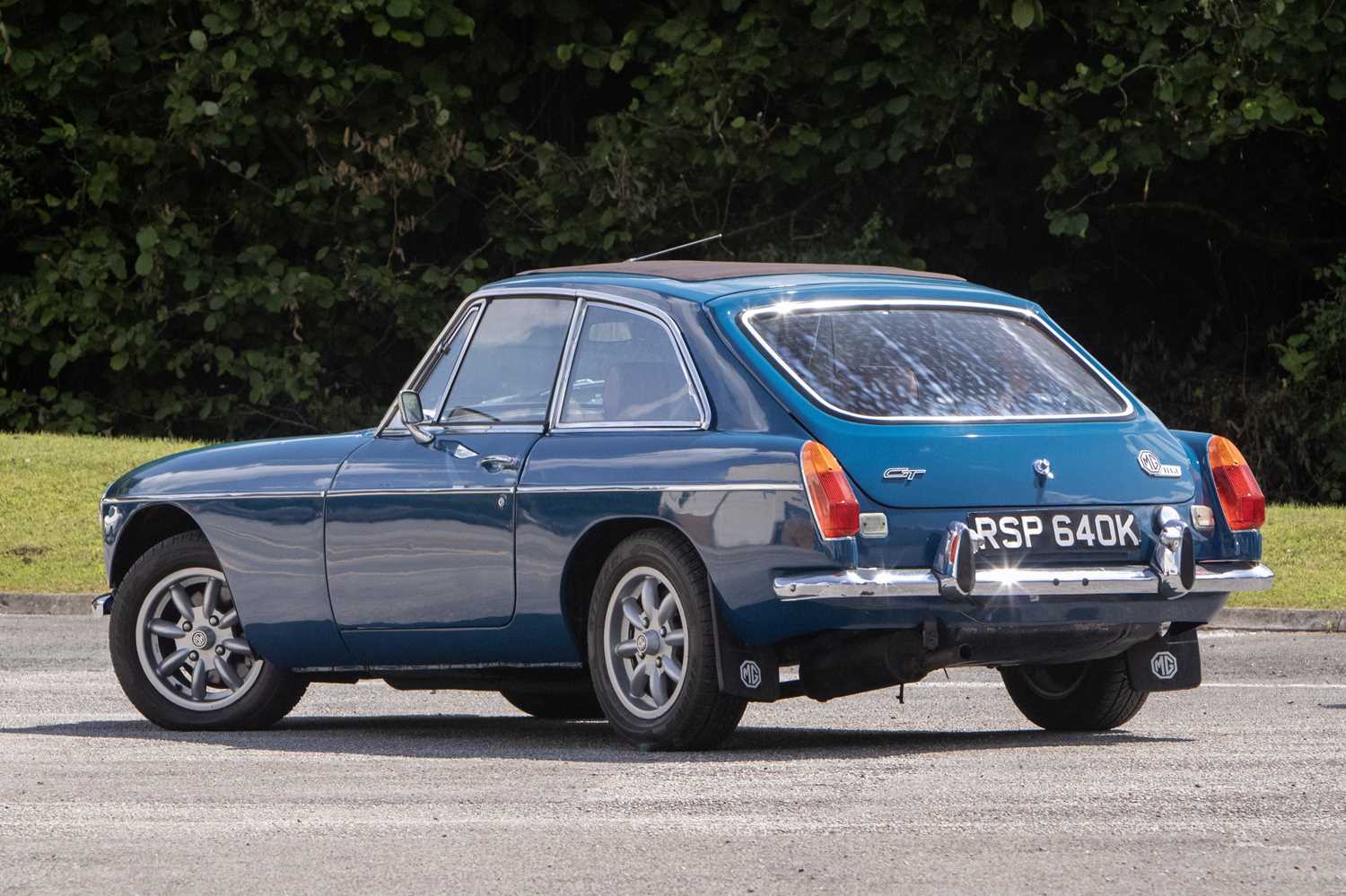 Lot 76 - 1971 MG B GT
