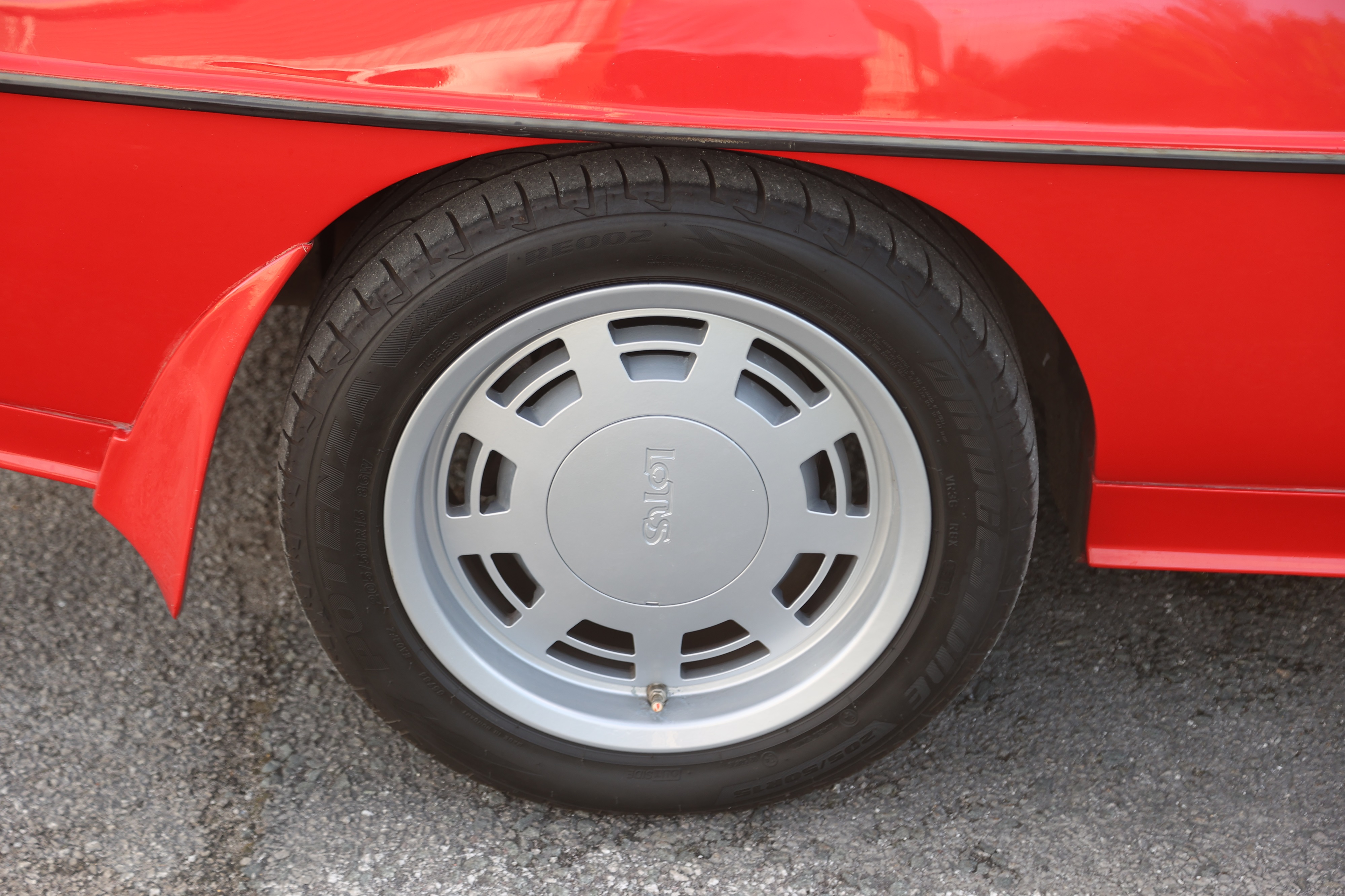 Lot 105 - 1988 Lotus Excel SE