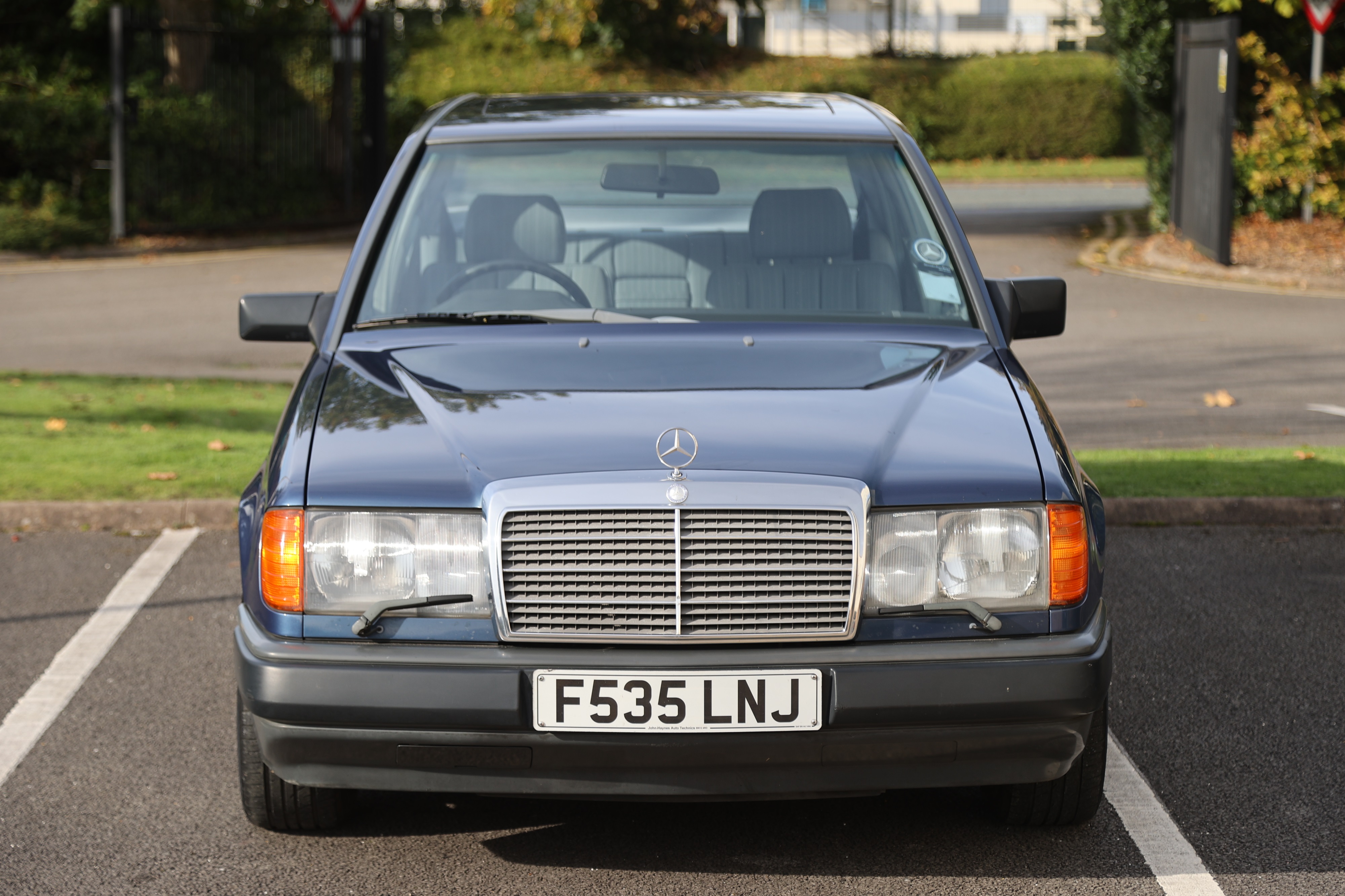 Lot 192 - 1989 Mercedes-Benz 300 E