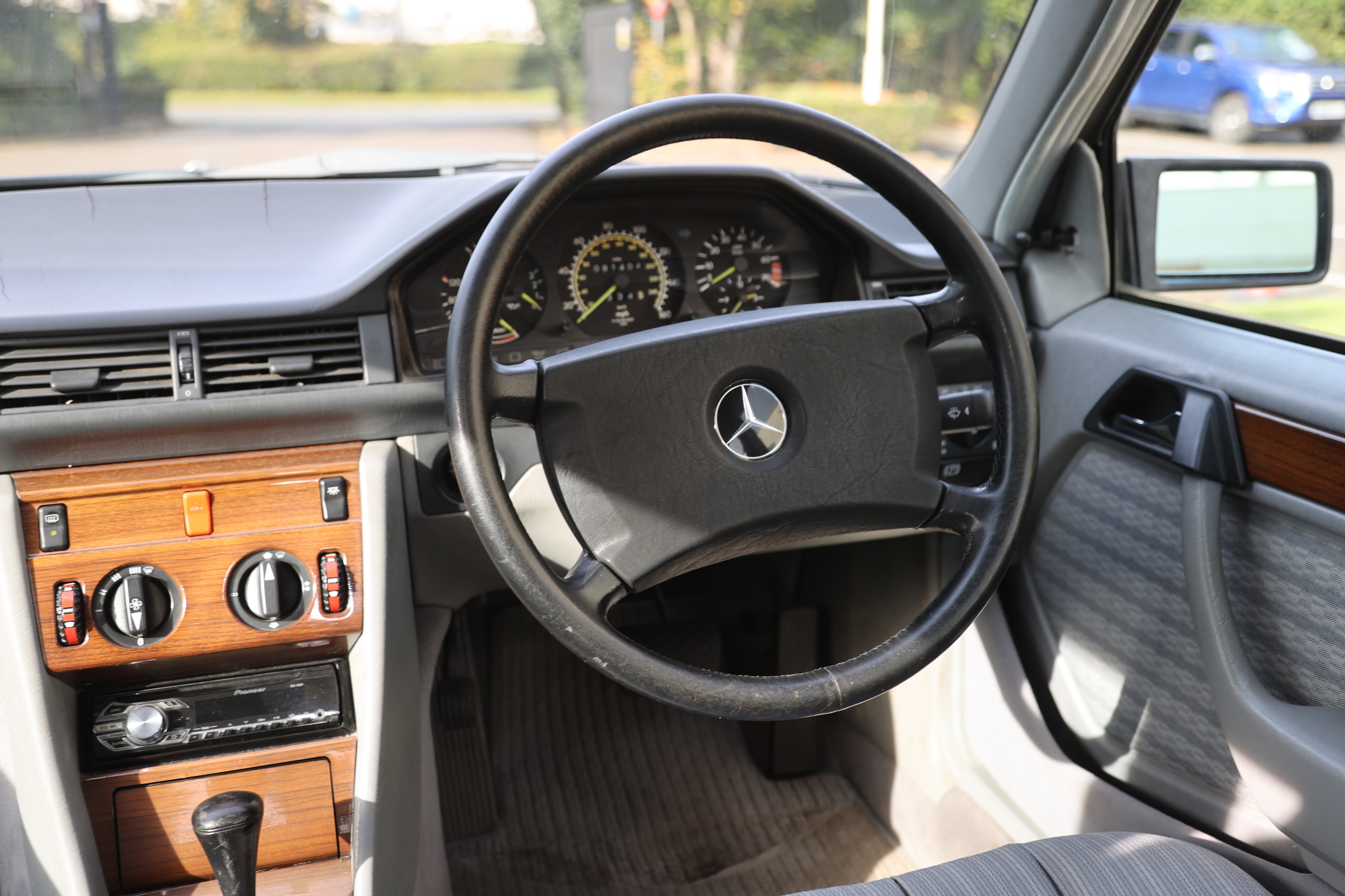 Lot 192 - 1989 Mercedes-Benz 300 E