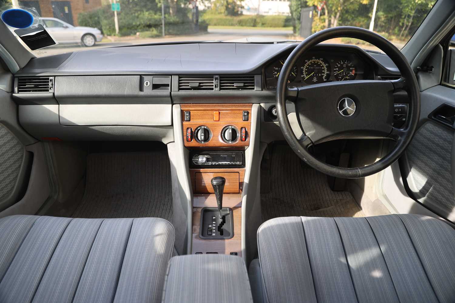 Lot 192 - 1989 Mercedes-Benz 300 E