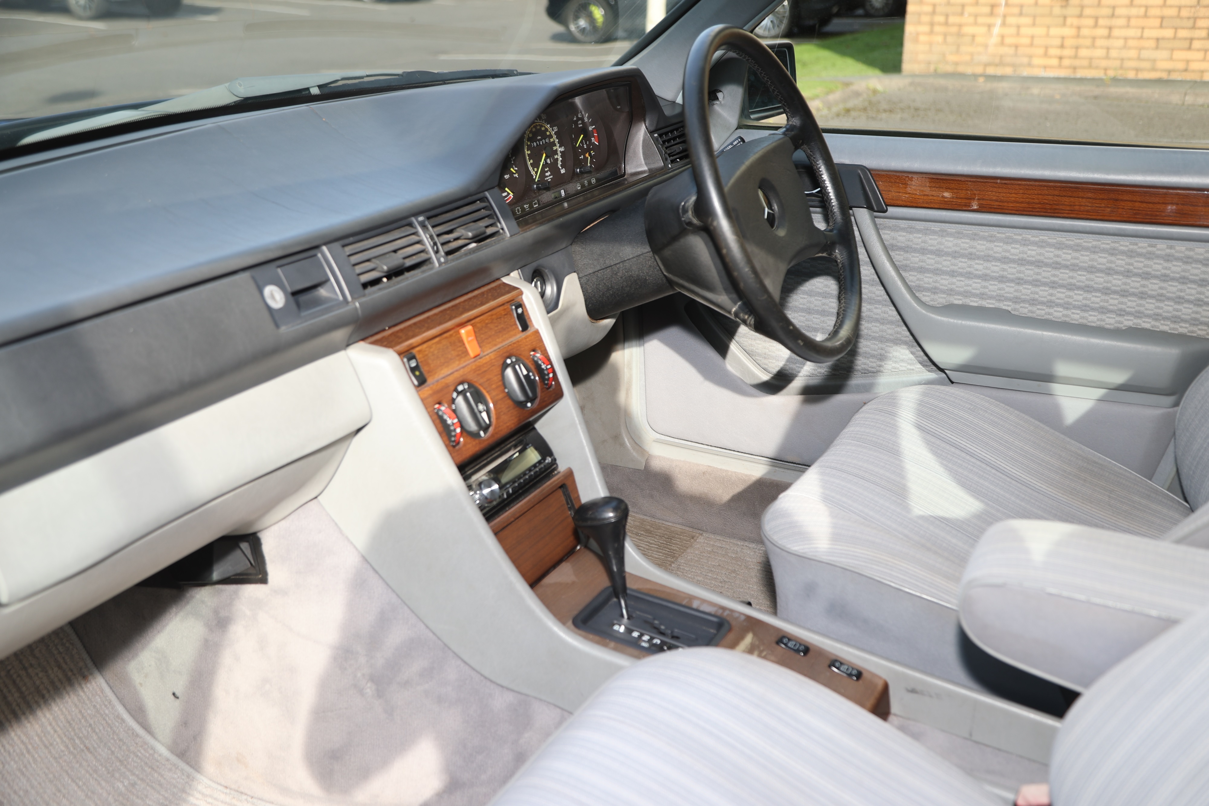 Lot 192 - 1989 Mercedes-Benz 300 E