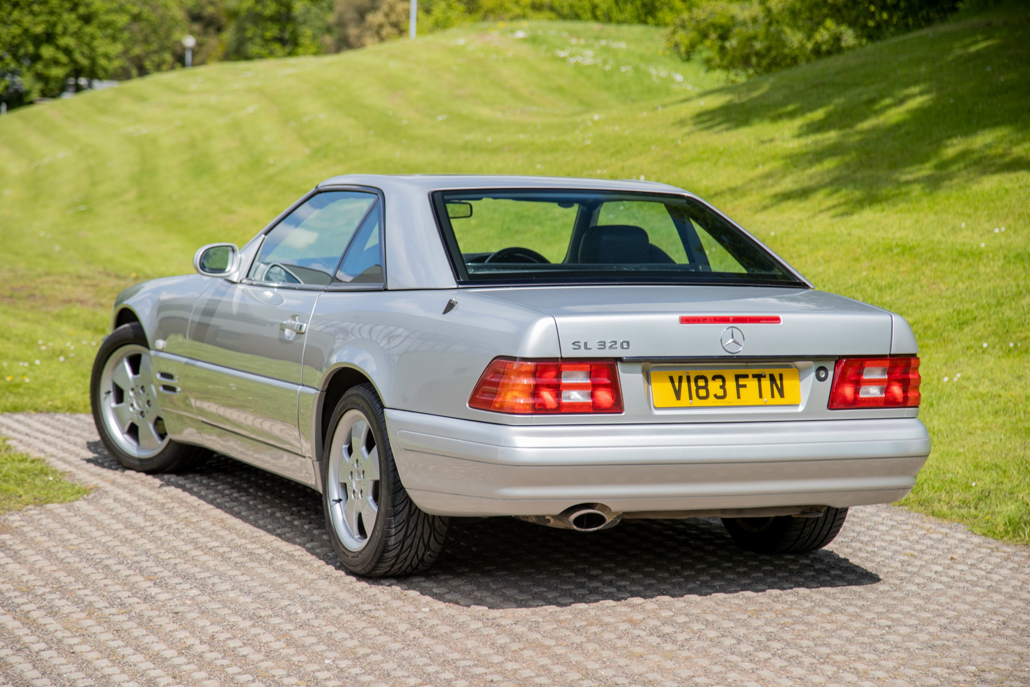 Lot 3 - 1999 Mercedes-Benz SL 320