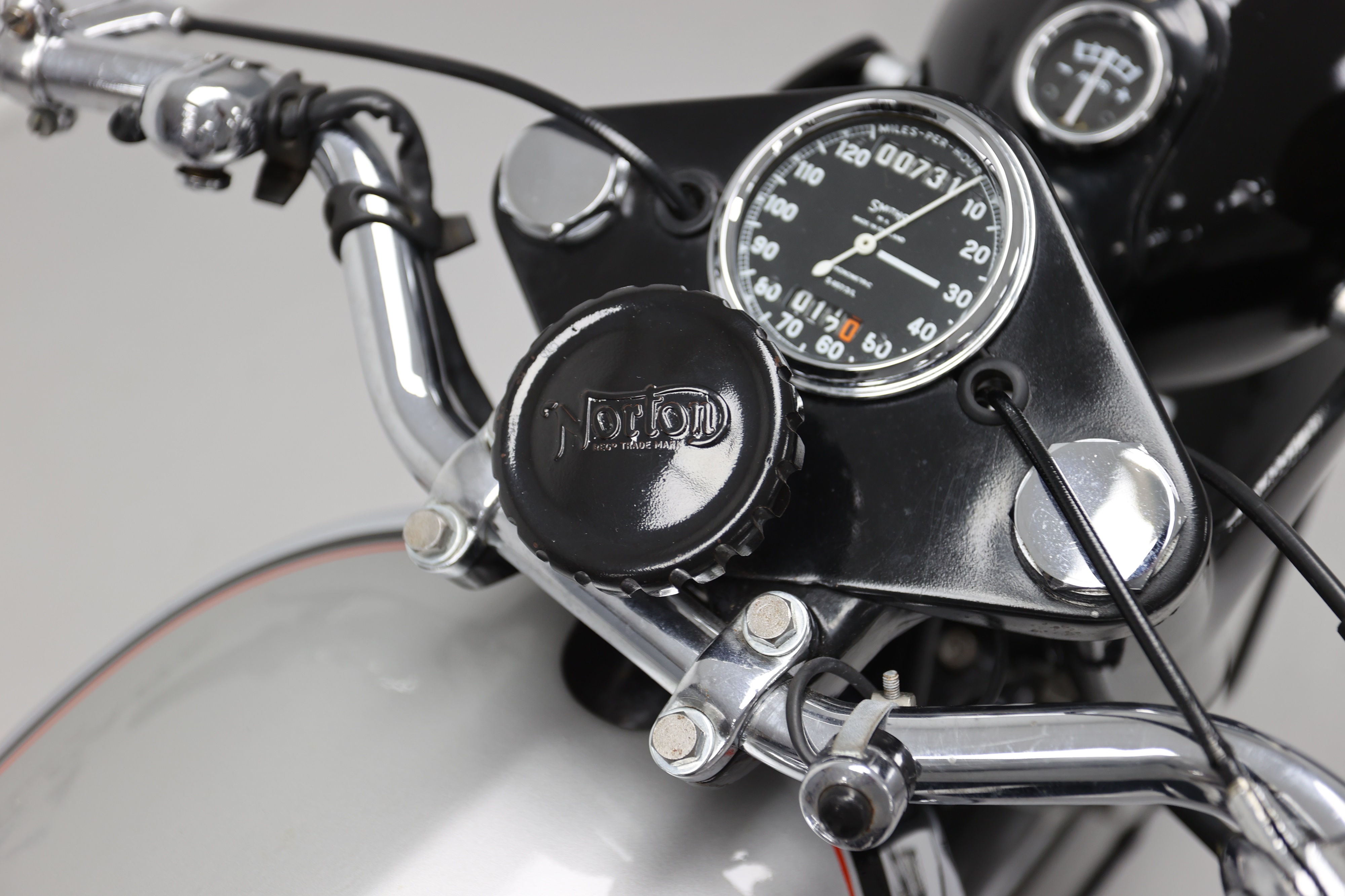 Lot 32 - 1952 Norton Model 7 Dominator