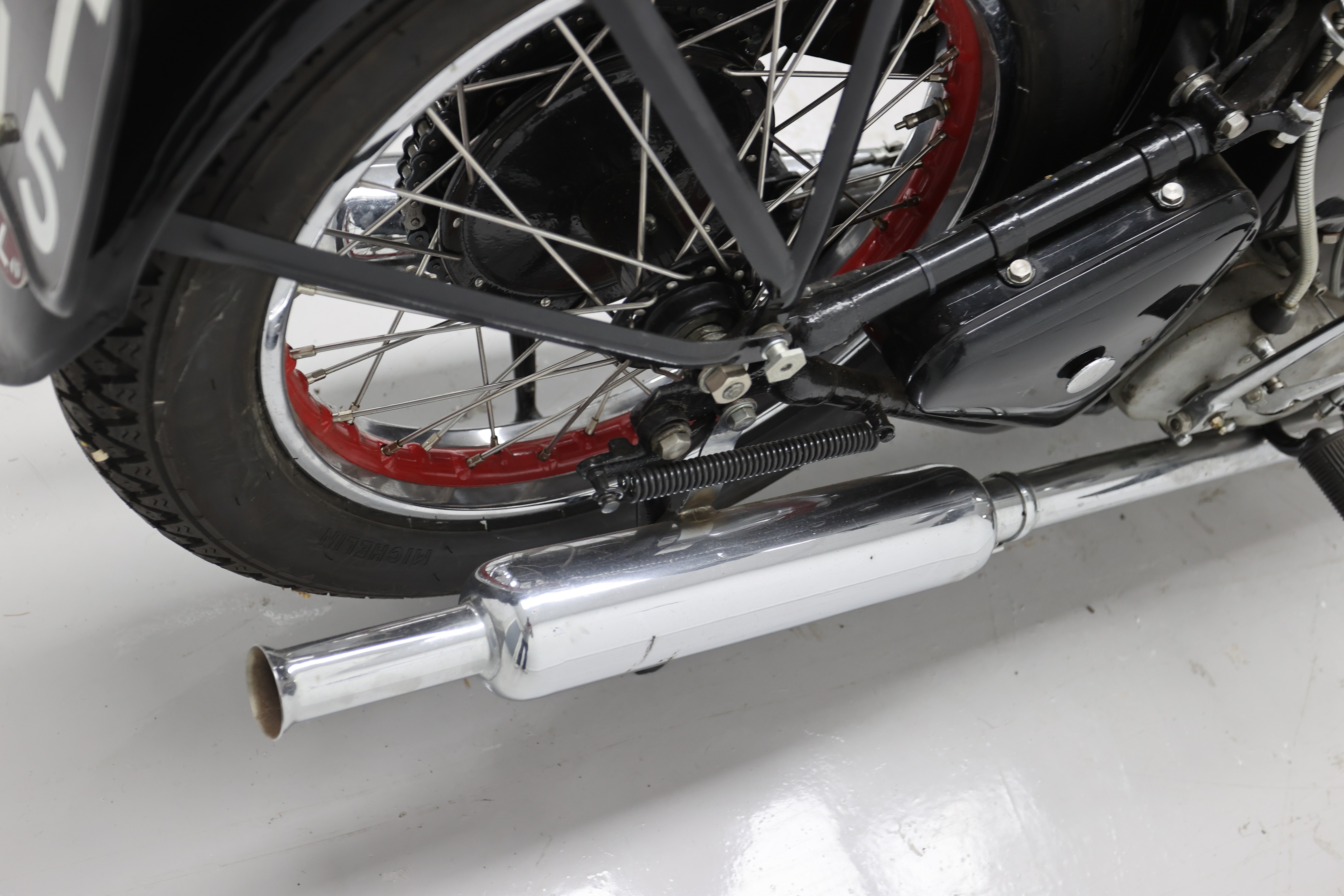 Lot 16 - 1938 Ariel VH500 Red Hunter