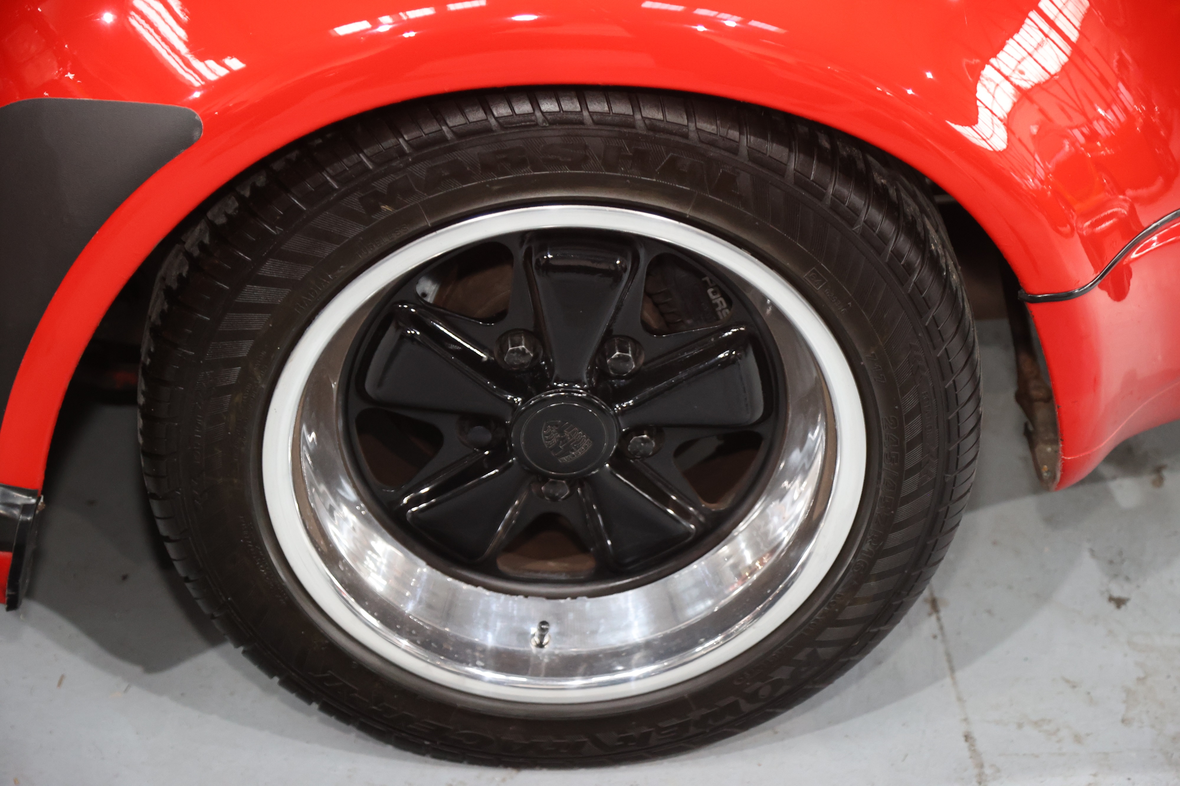 Lot 220 - 1988 Porsche 911 Carrera Targa Super Sport