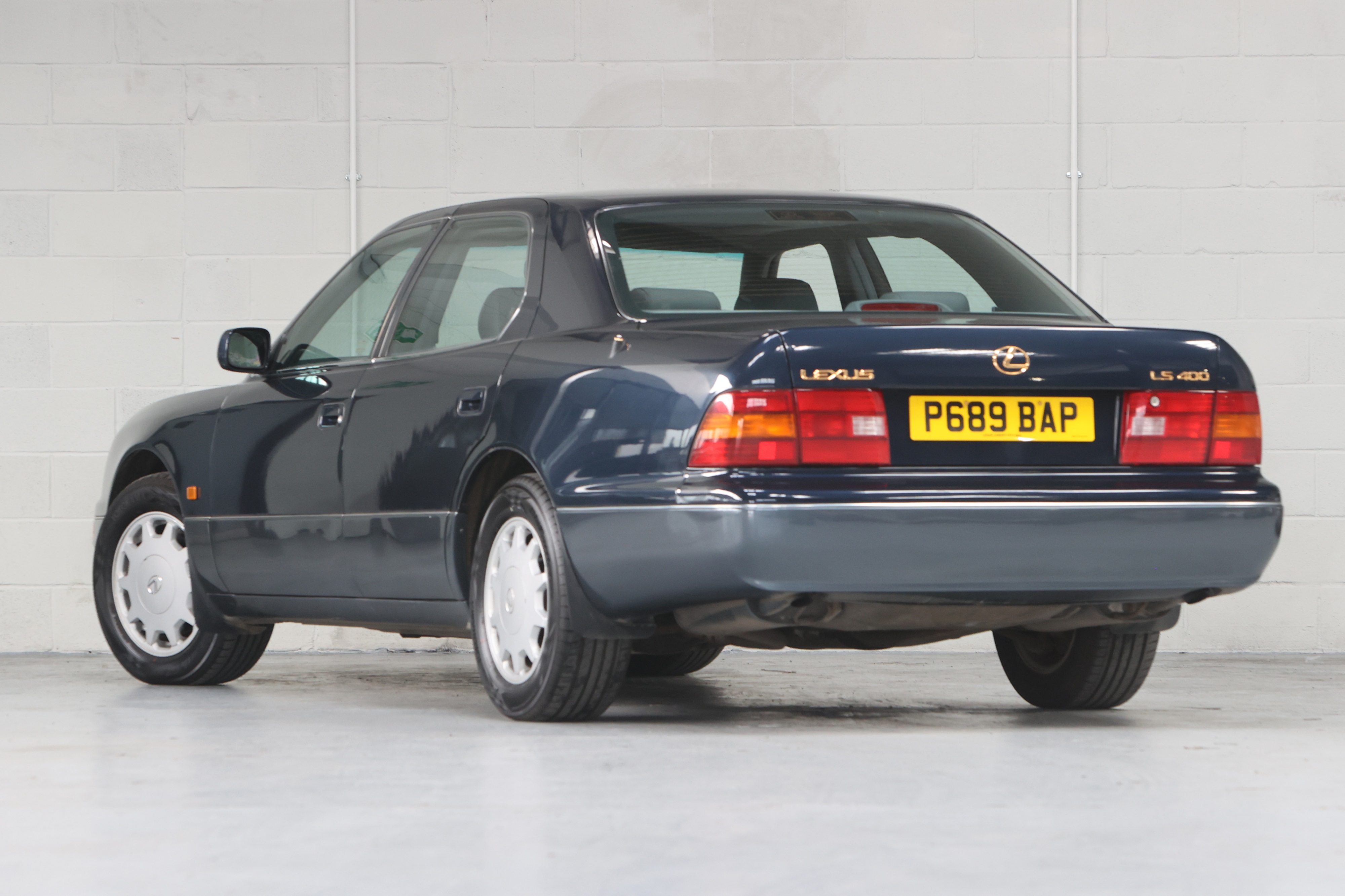 Lot 215 - 1997 Lexus LS 400