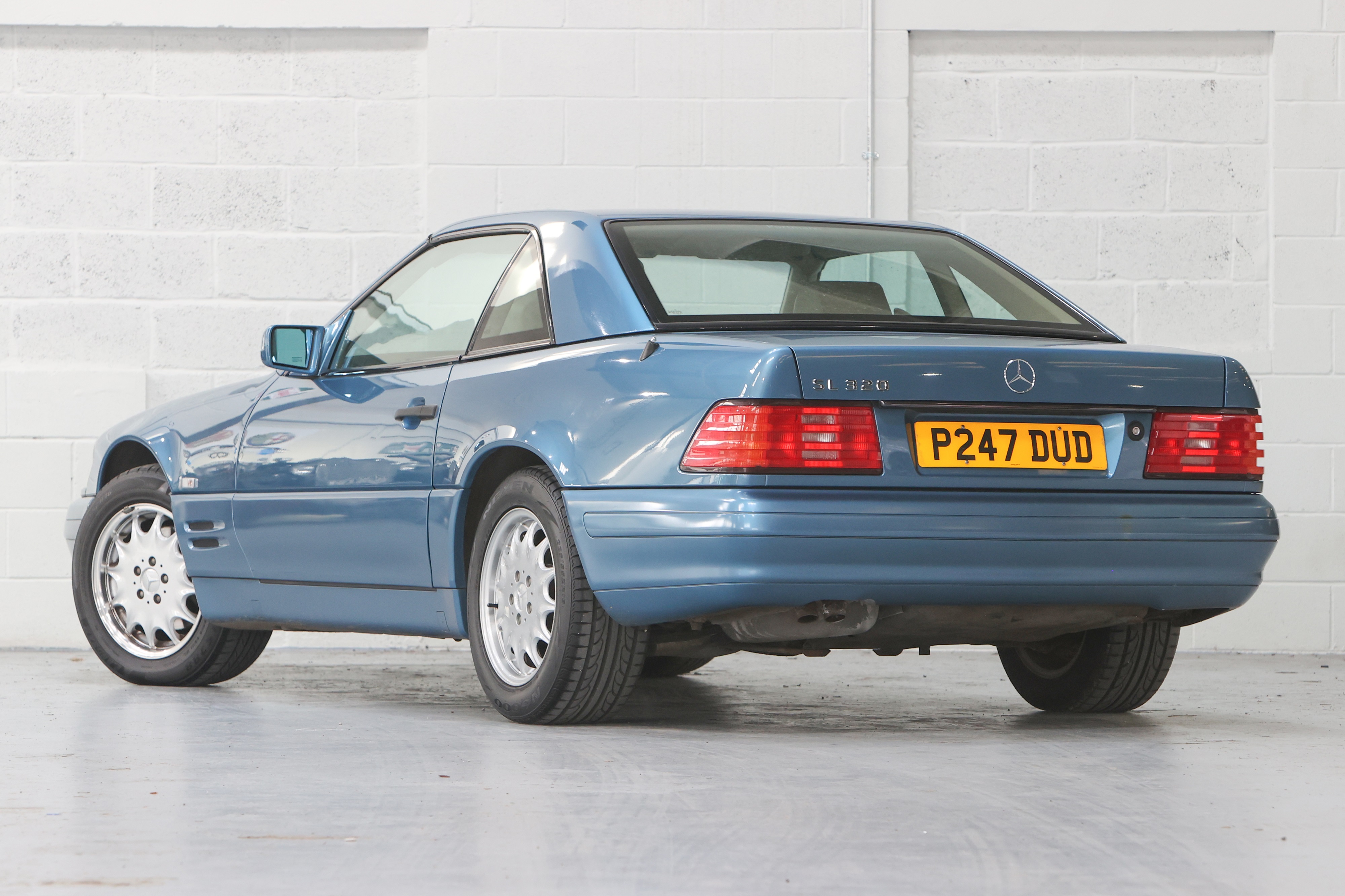 Lot 284 - 1996 Mercedes-Benz SL 320