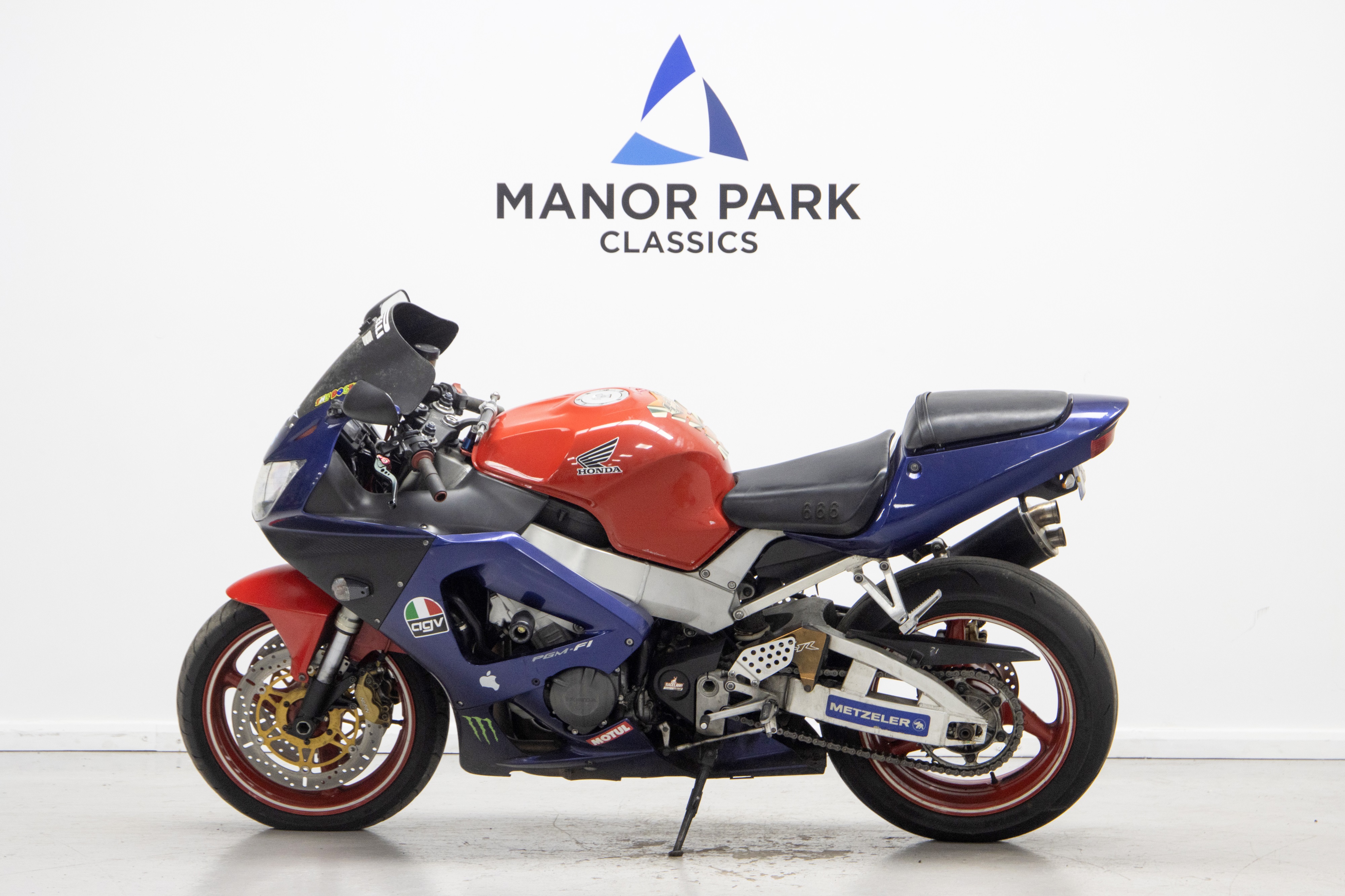 Lot 9 - 2001 Honda CBR900RR Fireblade