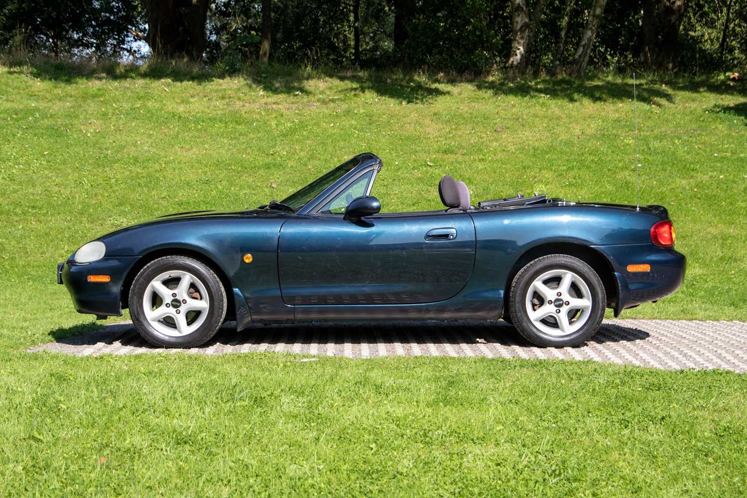 Lot 21 - 1999 Mazda MX-5