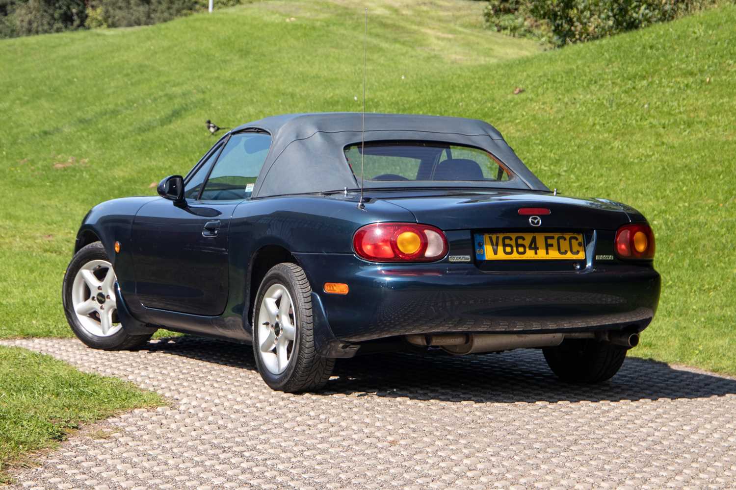 Lot 21 - 1999 Mazda MX-5
