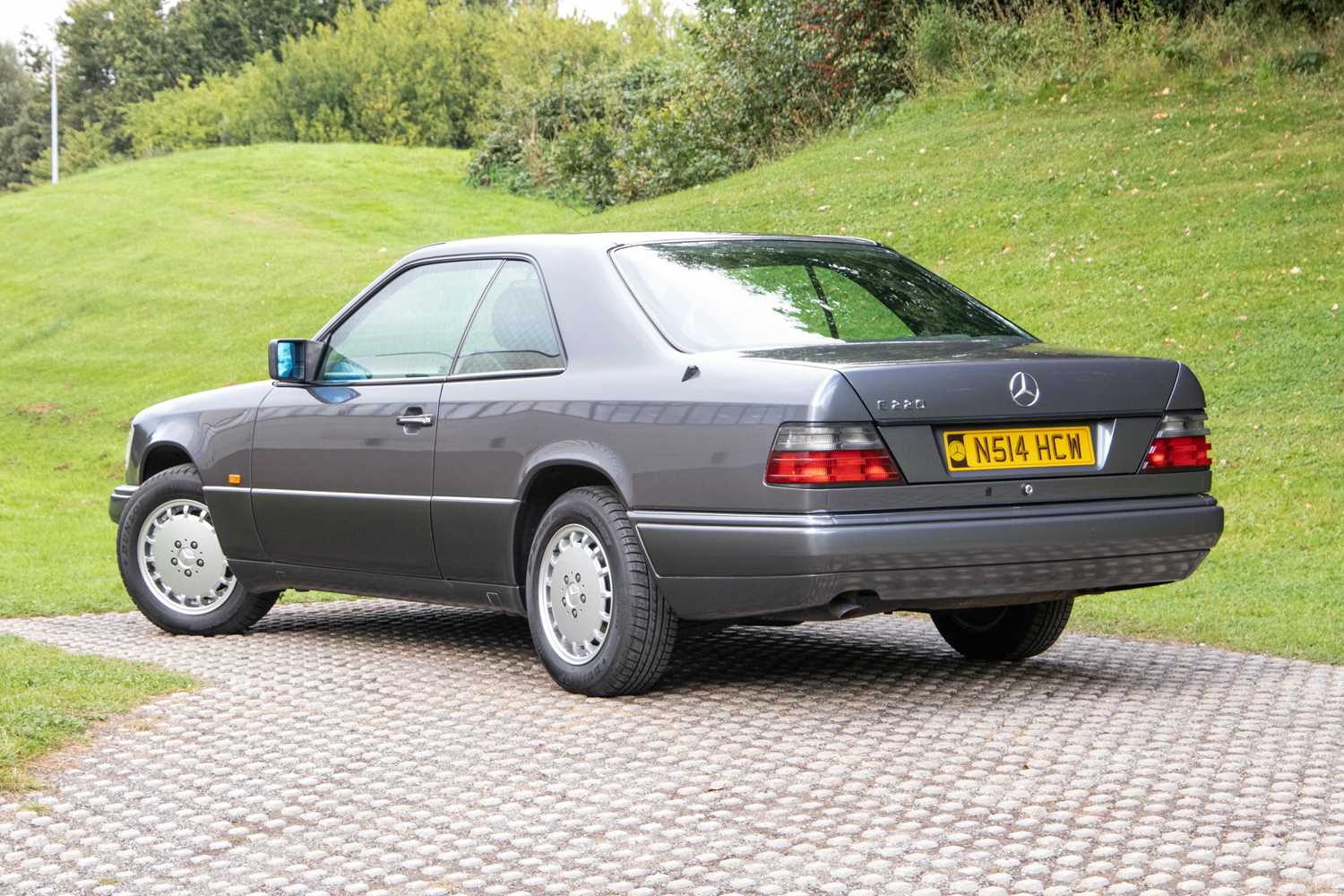 Lot 1 - 1995 Mercedes-Benz E 220 Coupe