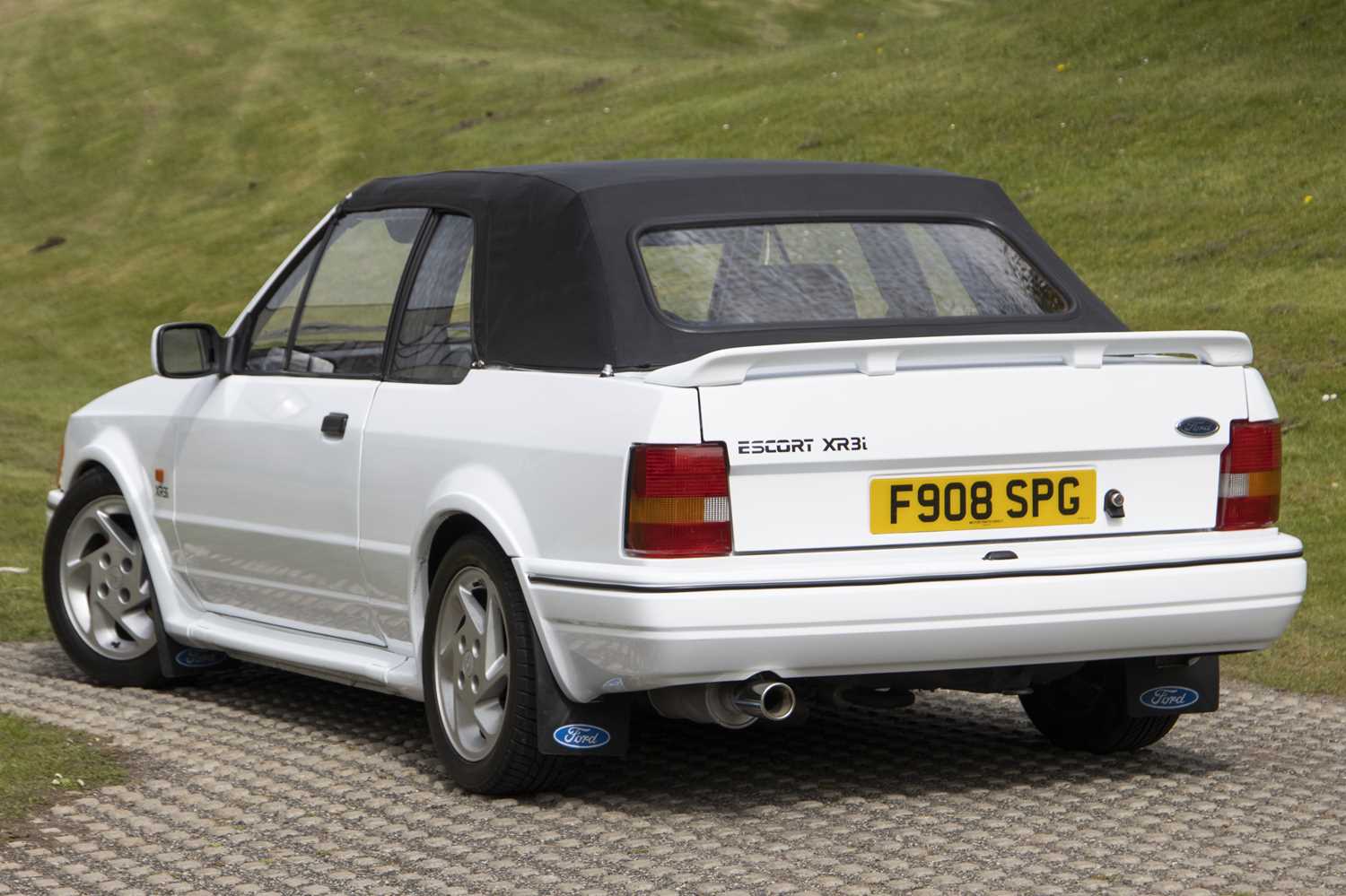 Lot 19 - 1989 Ford Escort XR3i Cabriolet