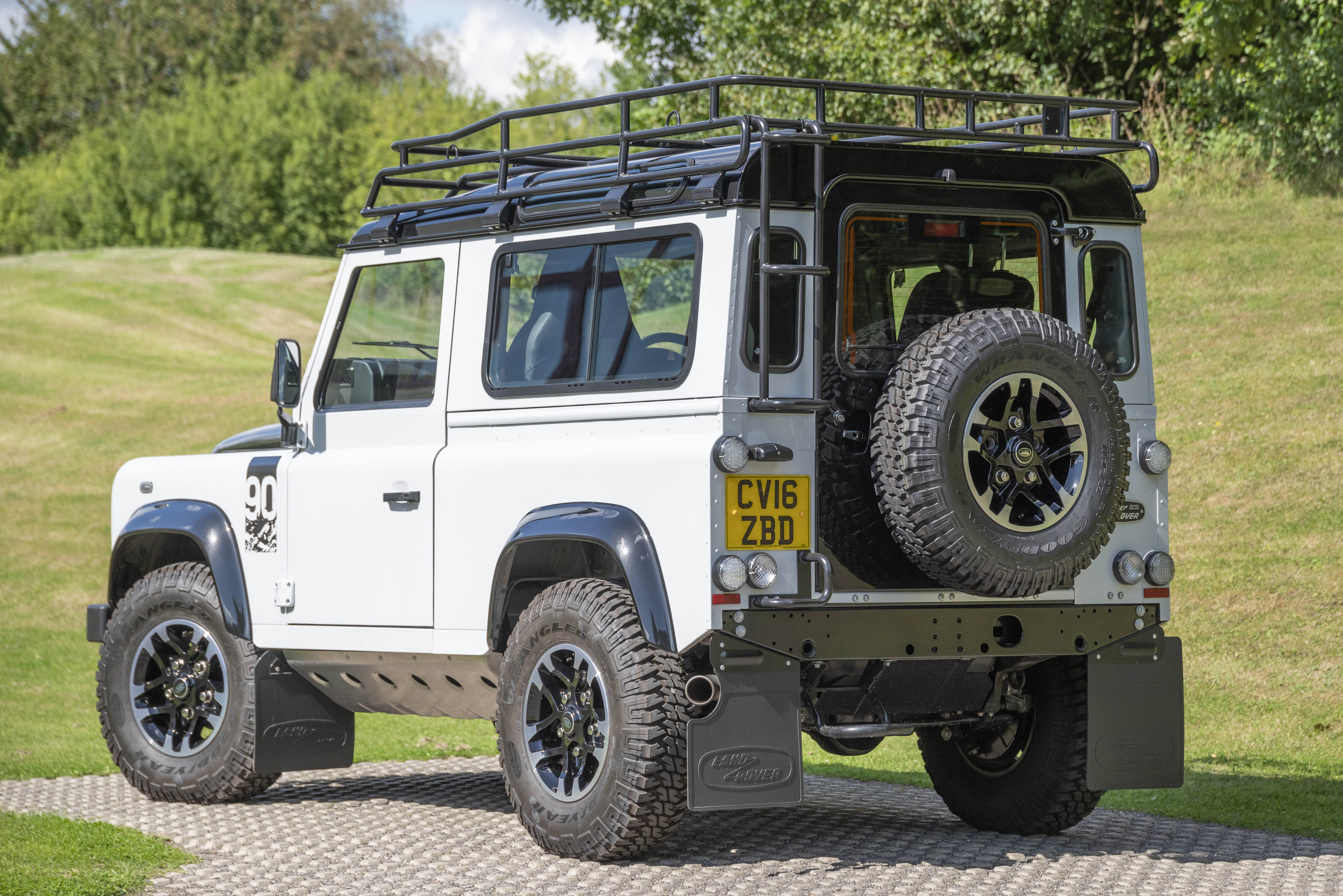 Lot 9 - 2016 Land Rover Defender 90 Adventure TD
